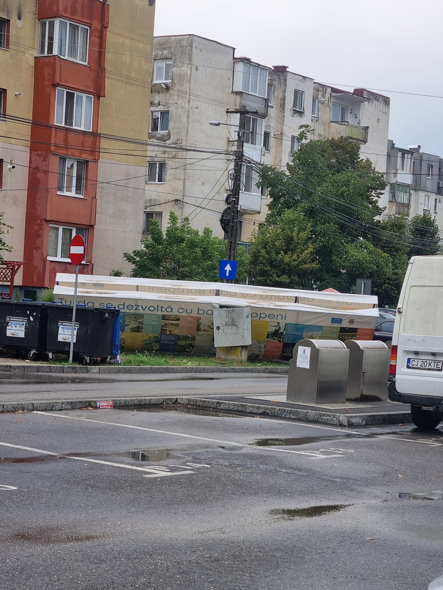 RefleqtMedia | Panou al Primăriei Turda, doborât de furtuna de azi
