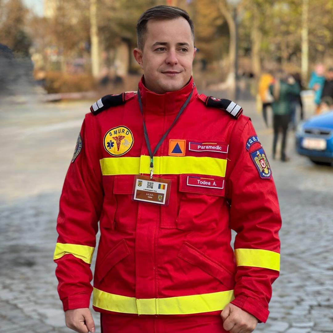 RefleqtMedia | El este pompierul care a salvat doi oameni din Raul Aries