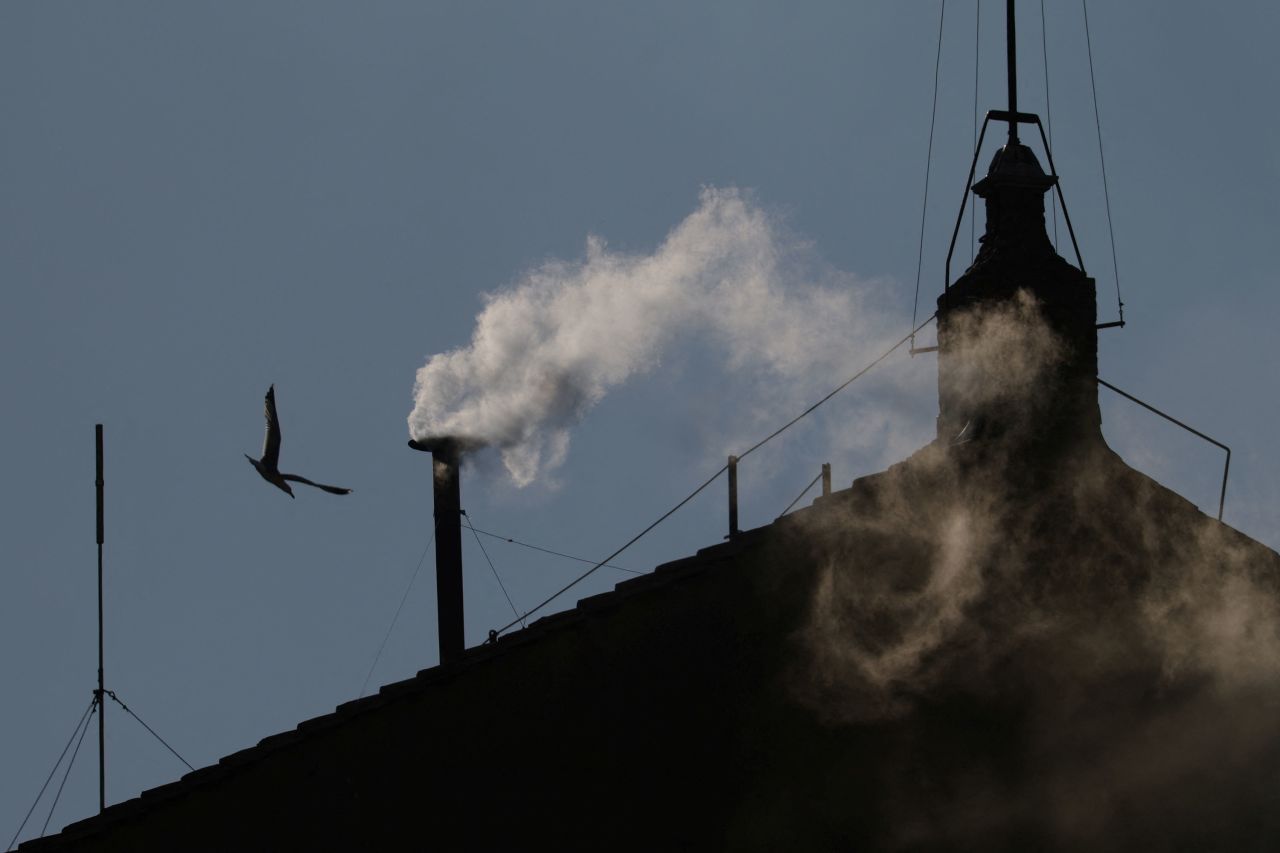 RefleqtMedia - Habemus Papam! Fum ALB iese din Catedrala Sixtină