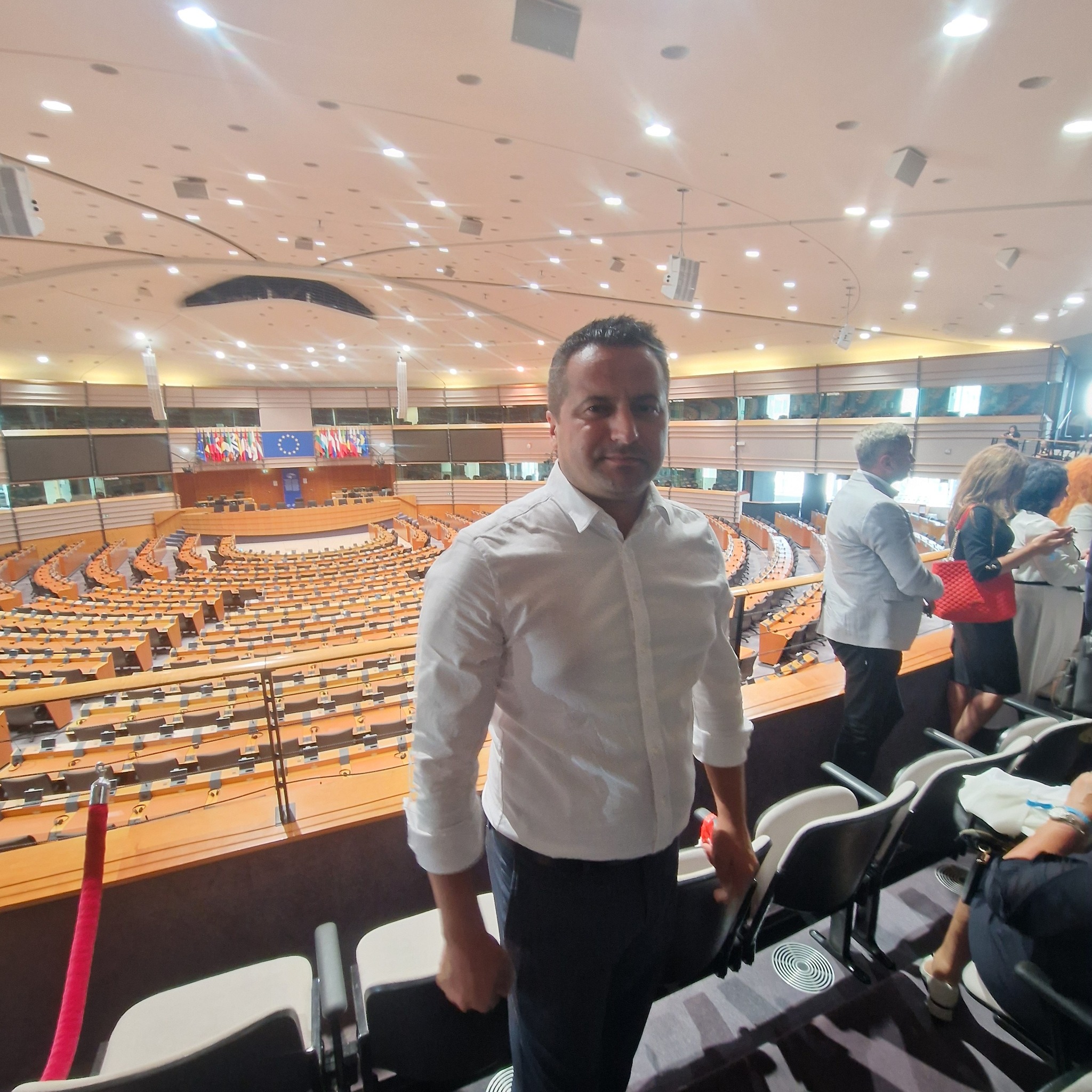 RefleqtMedia | Hai c-a reușit și primarul din Ploscoș să se facă de minune!